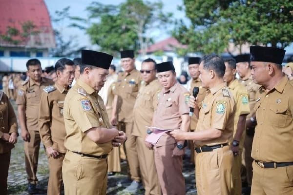 Pertama Masuk Kerja Usai Lebaran, Bupati Azhari Tegaskan Sanksi Tegas untuk ASN Tak Disiplin ...
